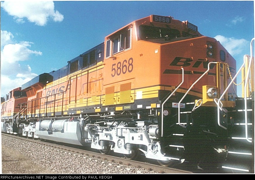 BNSF 5868 fifth unit of consist